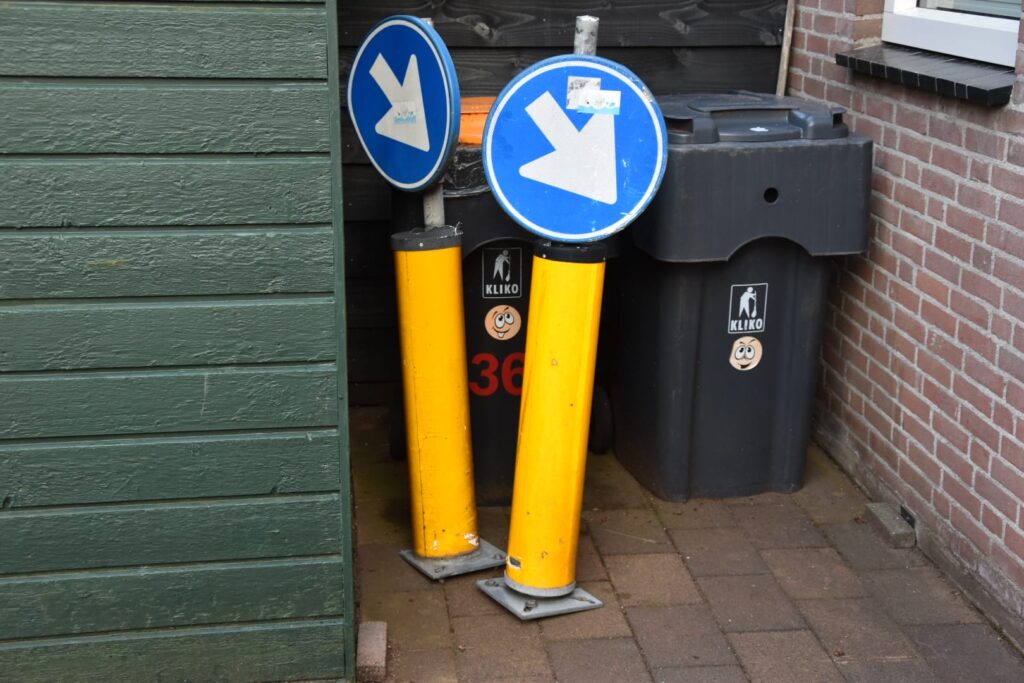 Automobilist rijdt rechtdoor over vluchtheuvel en ramt paaltjes omver ...