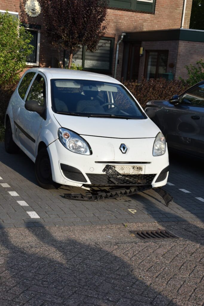 Automobilist rijdt rechtdoor over vluchtheuvel en ramt paaltjes omver ...